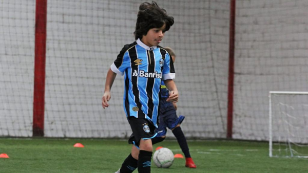 Versátil e cobiçado, Enzo Melo surge como um dos grandes talentos da ...