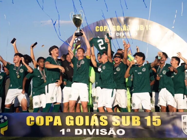 Vitor Adriano celebra primeiro título com a camisa esmeraldina